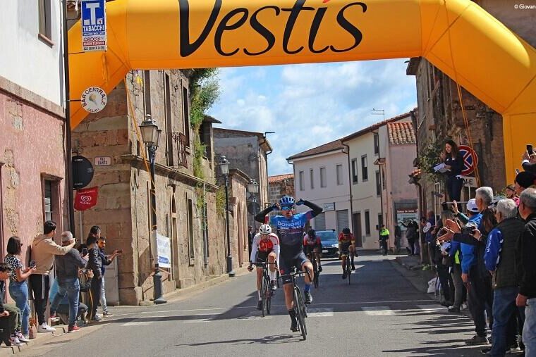 Ciclismo, Murtas vince in rimonta a Fordongianus