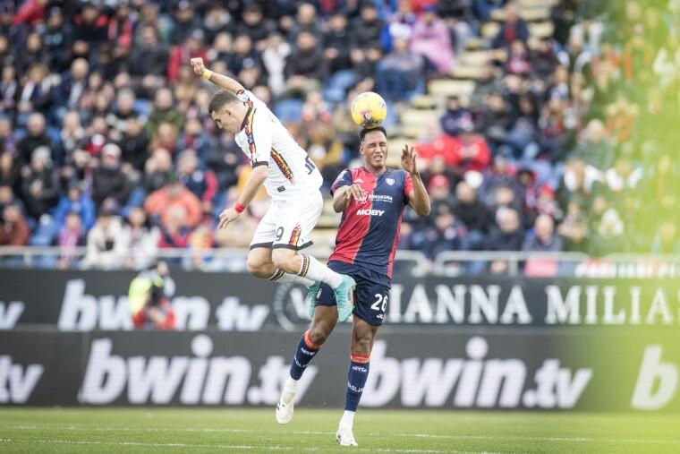 Open VAR | La CAN conferma, Rebic da rosso su Mina in Cagliari-Lecce